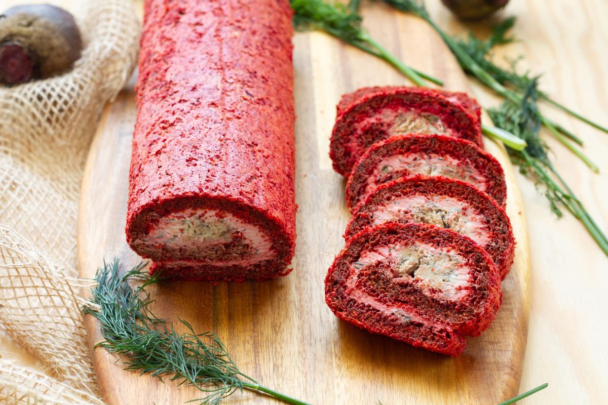 Rolada buraczkowa z serkiem i śledziem ⋆ MeCooks Blog
